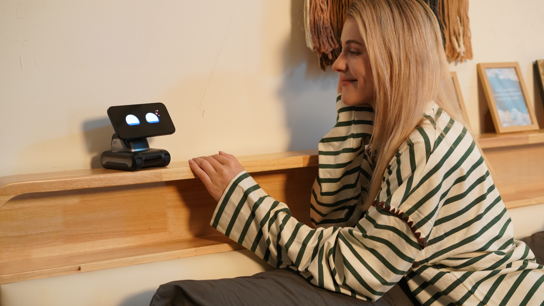 LOOI Robot: Turn Your Smartphone into a Desktop Robot!